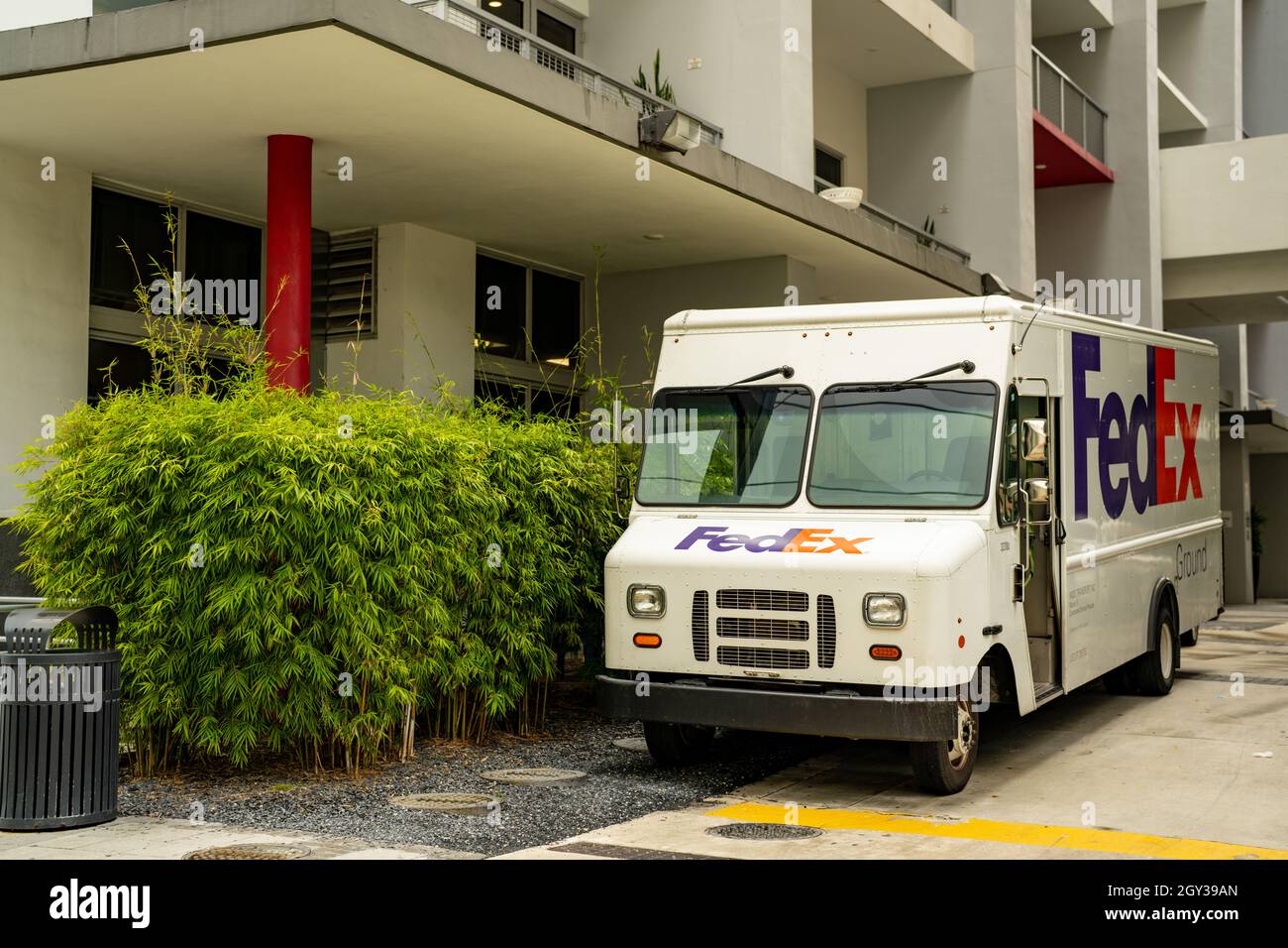 Fedex delivery truck hi-res stock photography and images - Alamy