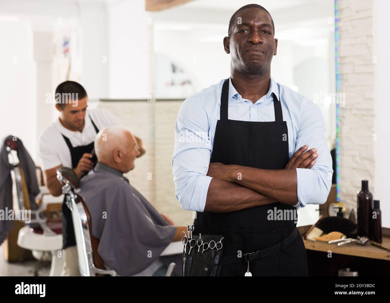 African american barber with scissors hi-res stock photography and ...