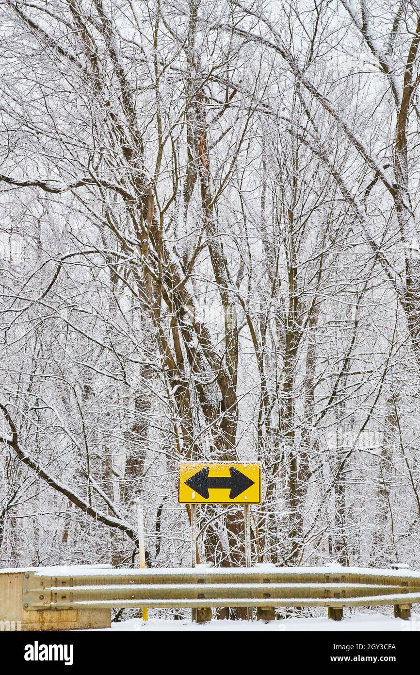 Double arrow sign hi-res stock photography and images - Alamy