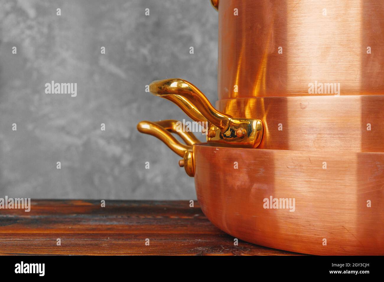 Vintage copper cookware pans hi-res stock photography and images - Alamy