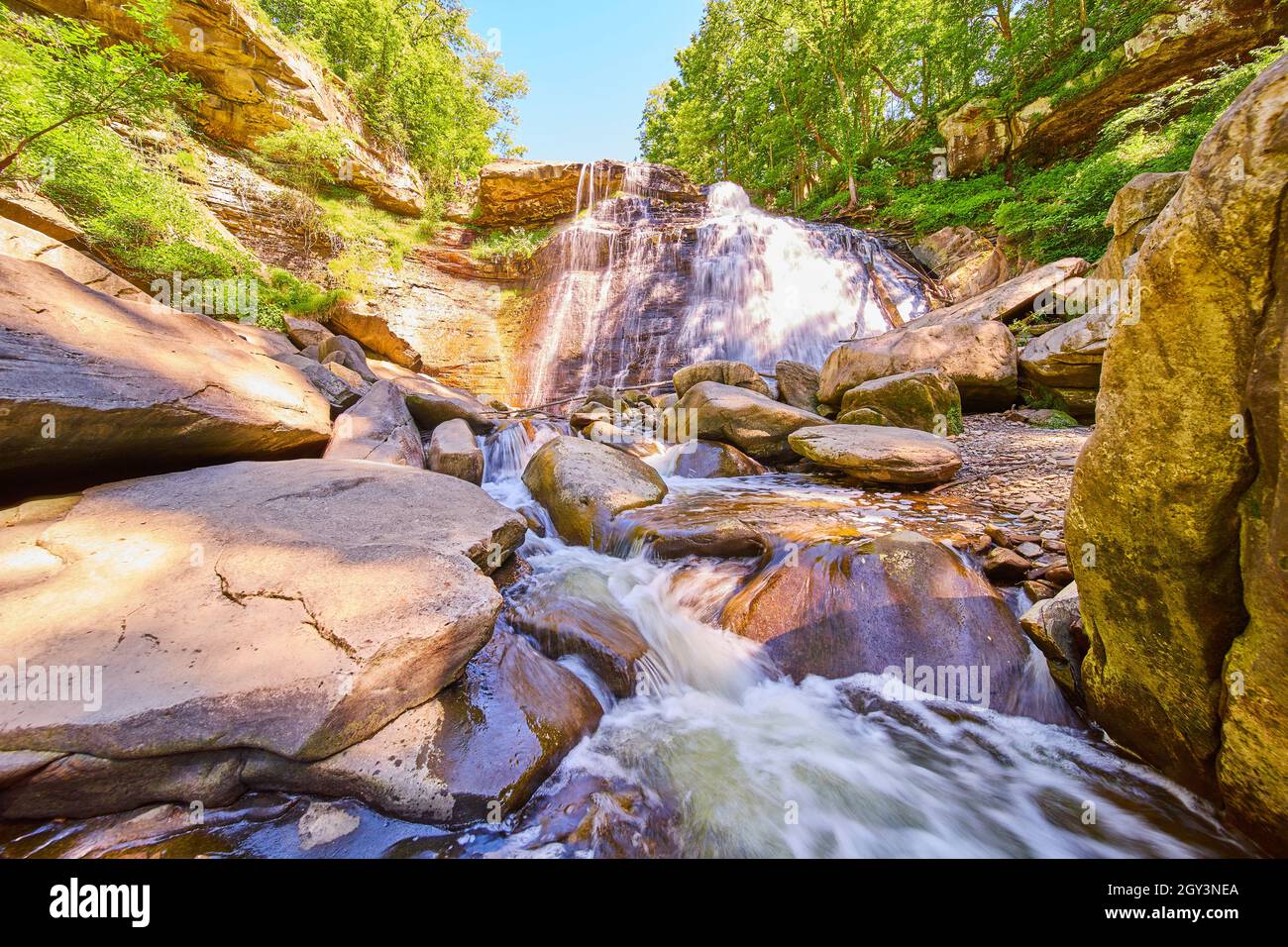 Water fall over large rocks hi-res stock photography and images - Alamy