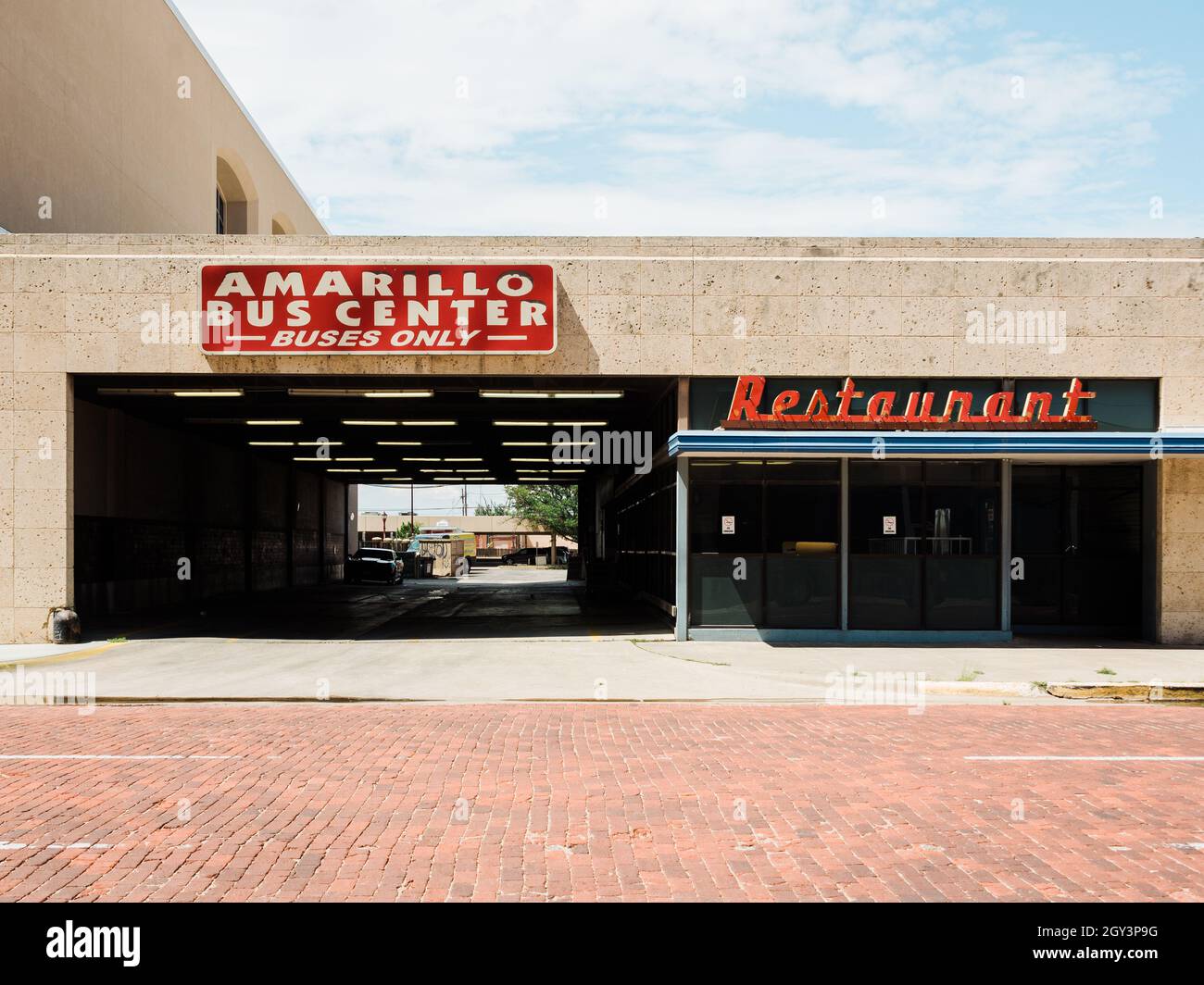 Bus amarillo hi-res stock photography and images - Alamy