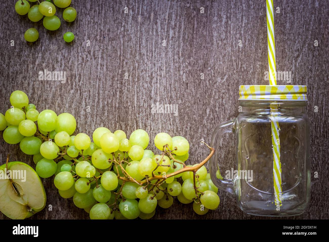 Bunch of green grapes, fruits of autumn on rustic wood background Stock ...