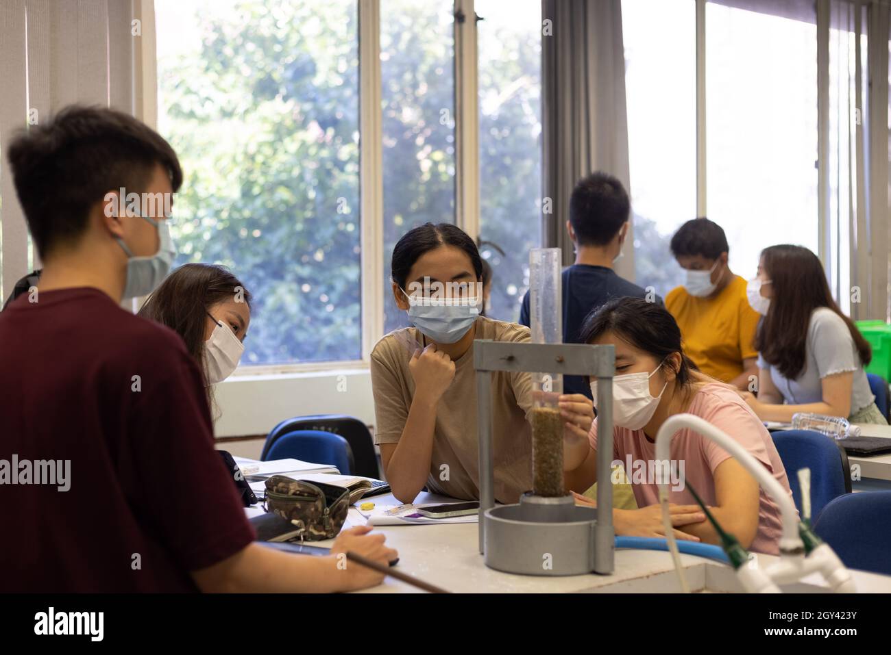 Classroom experiment soil hi-res stock photography and images - Alamy