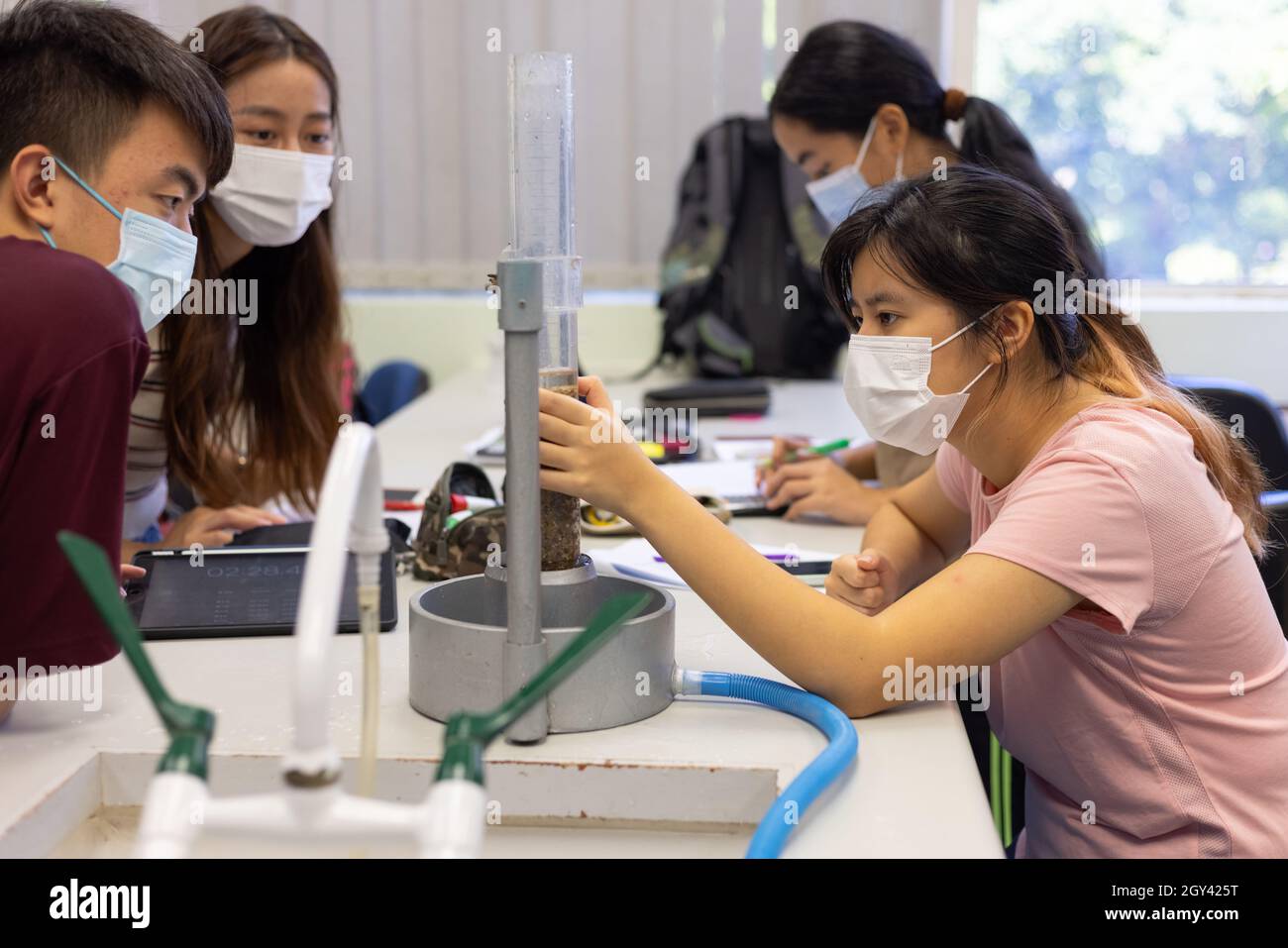 Classroom experiment soil hi-res stock photography and images - Alamy