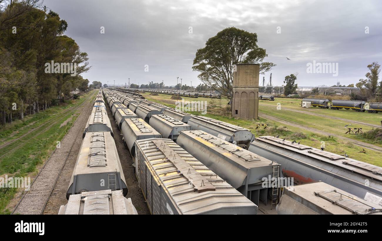 Grain wagons hi-res stock photography and images - Alamy