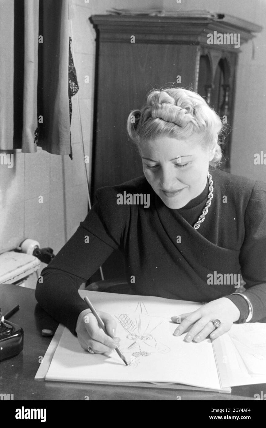 Die Modeschöpferin Annemaria Geise bei der Arbeit in ihrem Studio ...