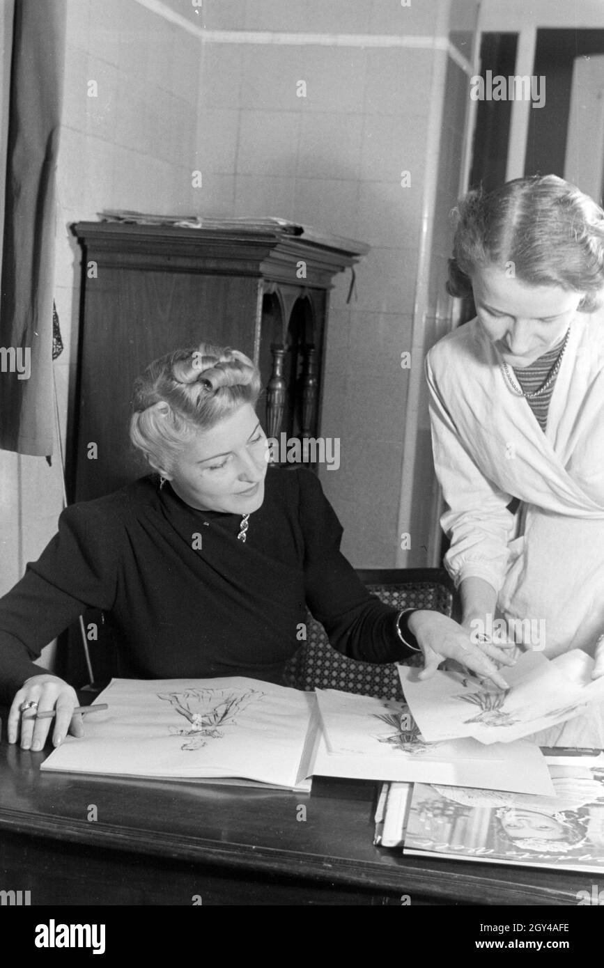 Die Modeschöpferin Annemaria Geise und eine Mitarbeiterin bei der ...