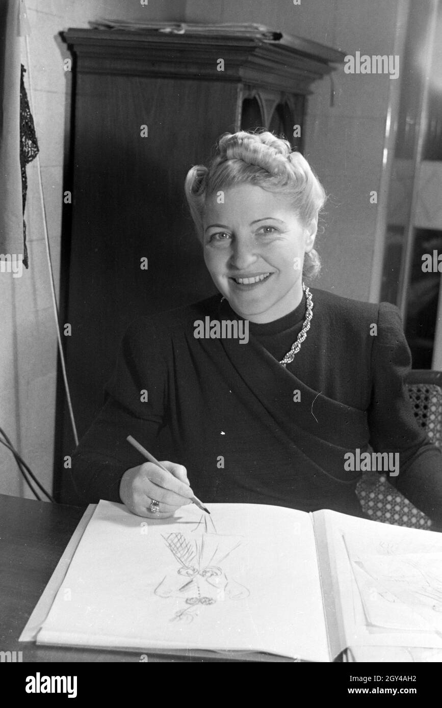 Die Modeschöpferin Annemaria Geise bei der Arbeit in ihrem Studio ...