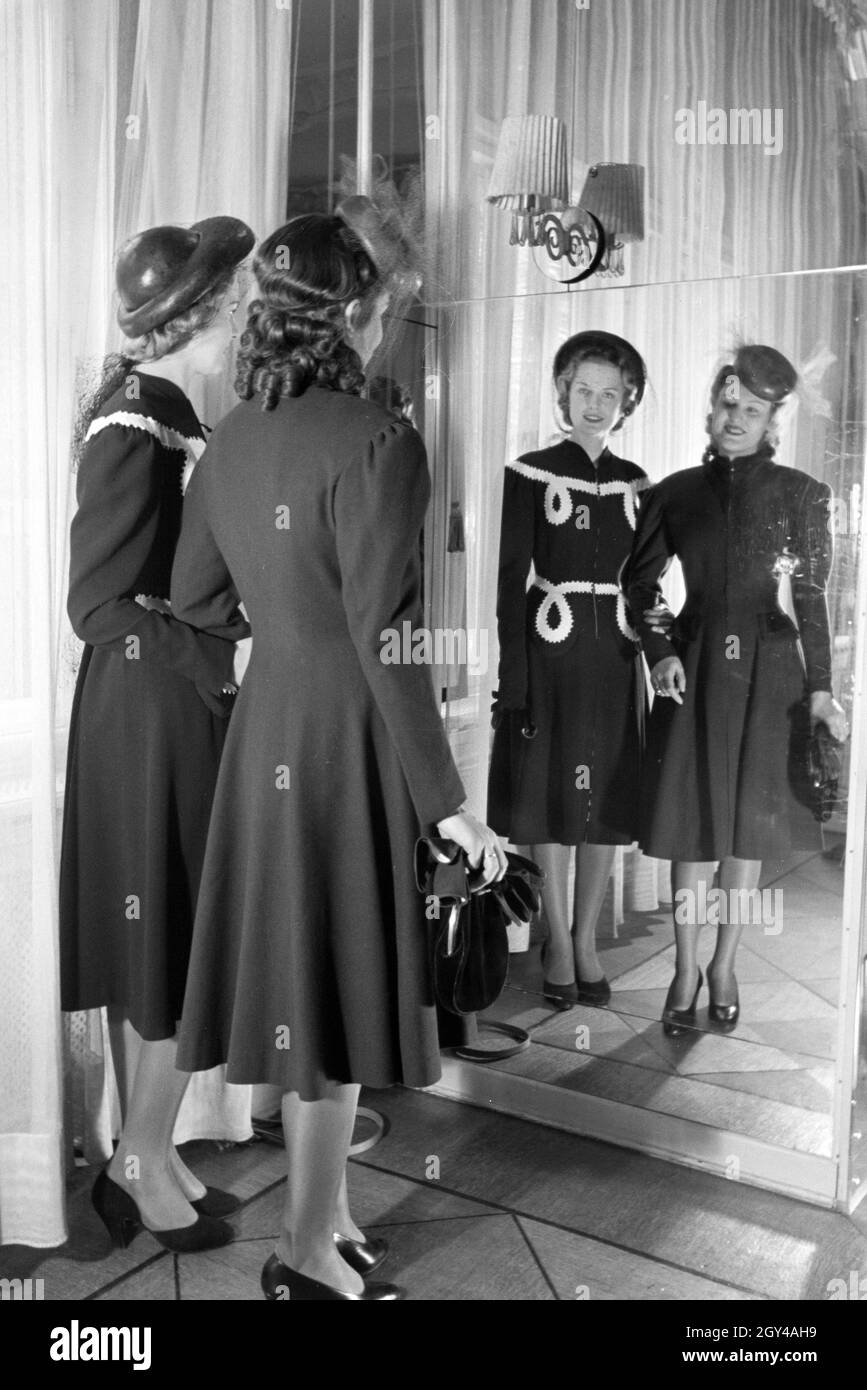 Zwei Models bei der Anprobe von Kleidern von Modeschöpferin Annemaria ...