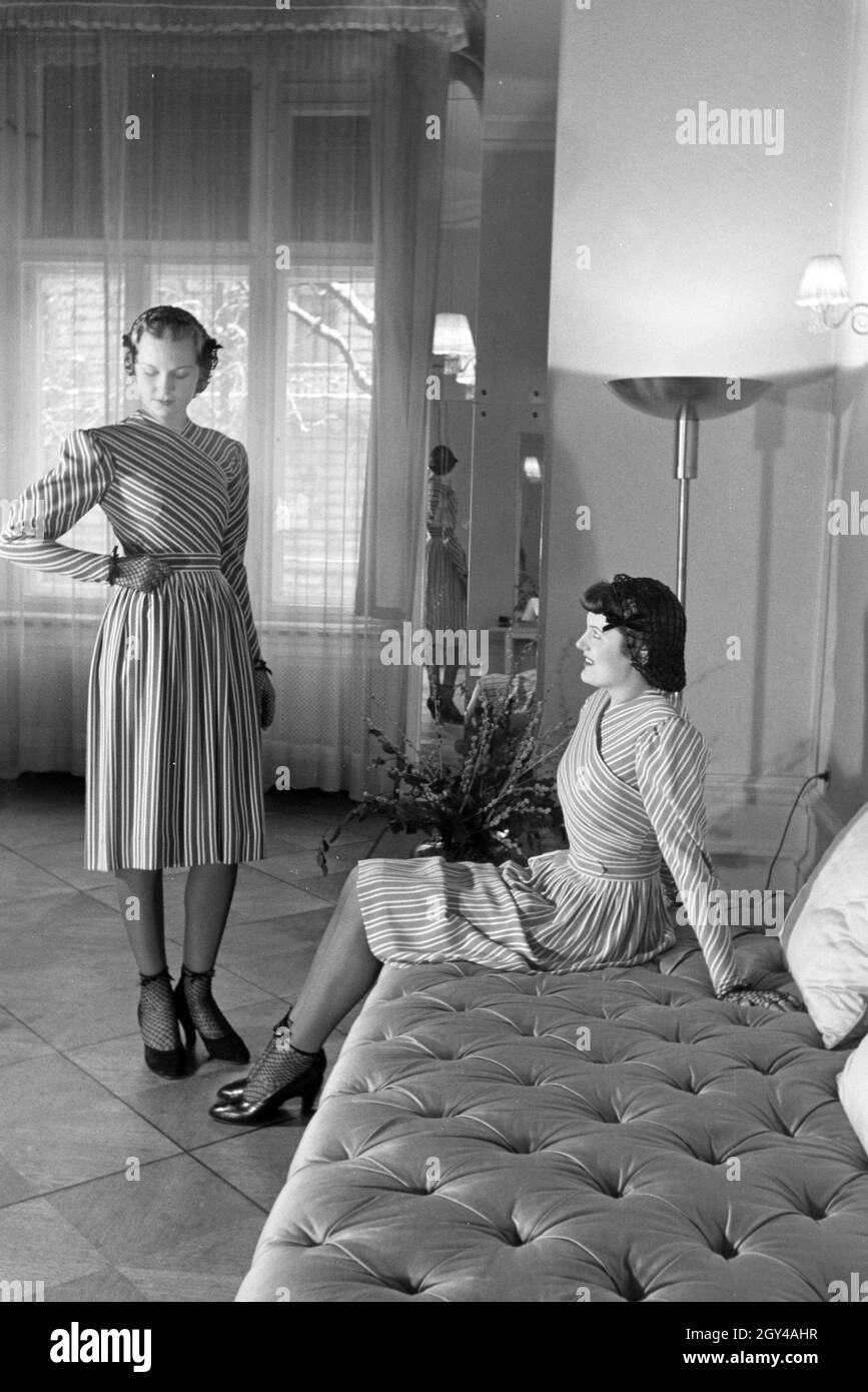 Zwei Models bei der Anprobe von Kleidern von Modeschöpferin Annemaria ...