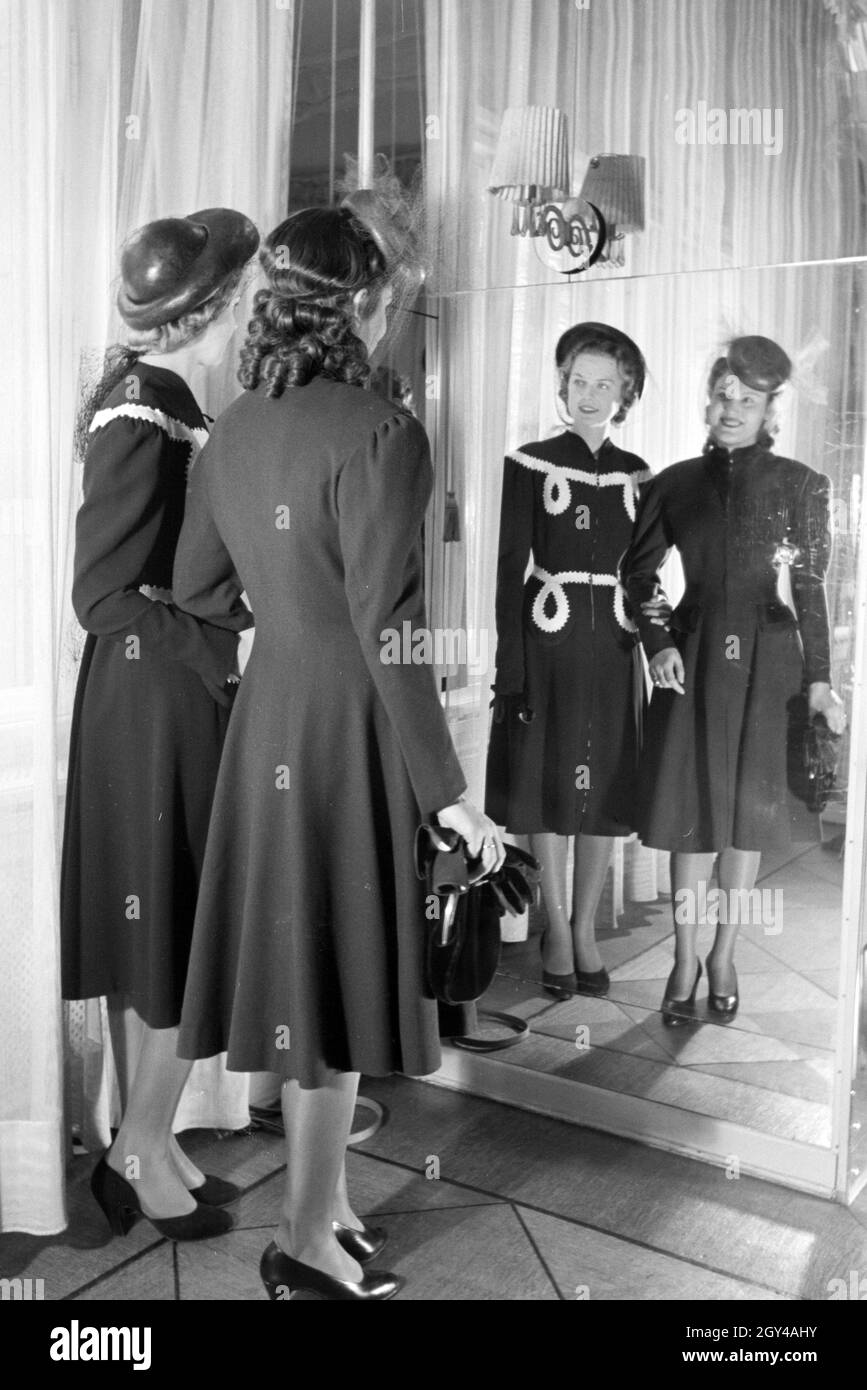 Zwei Models bei der Anprobe von Kleidern von Modeschöpferin Annemaria ...