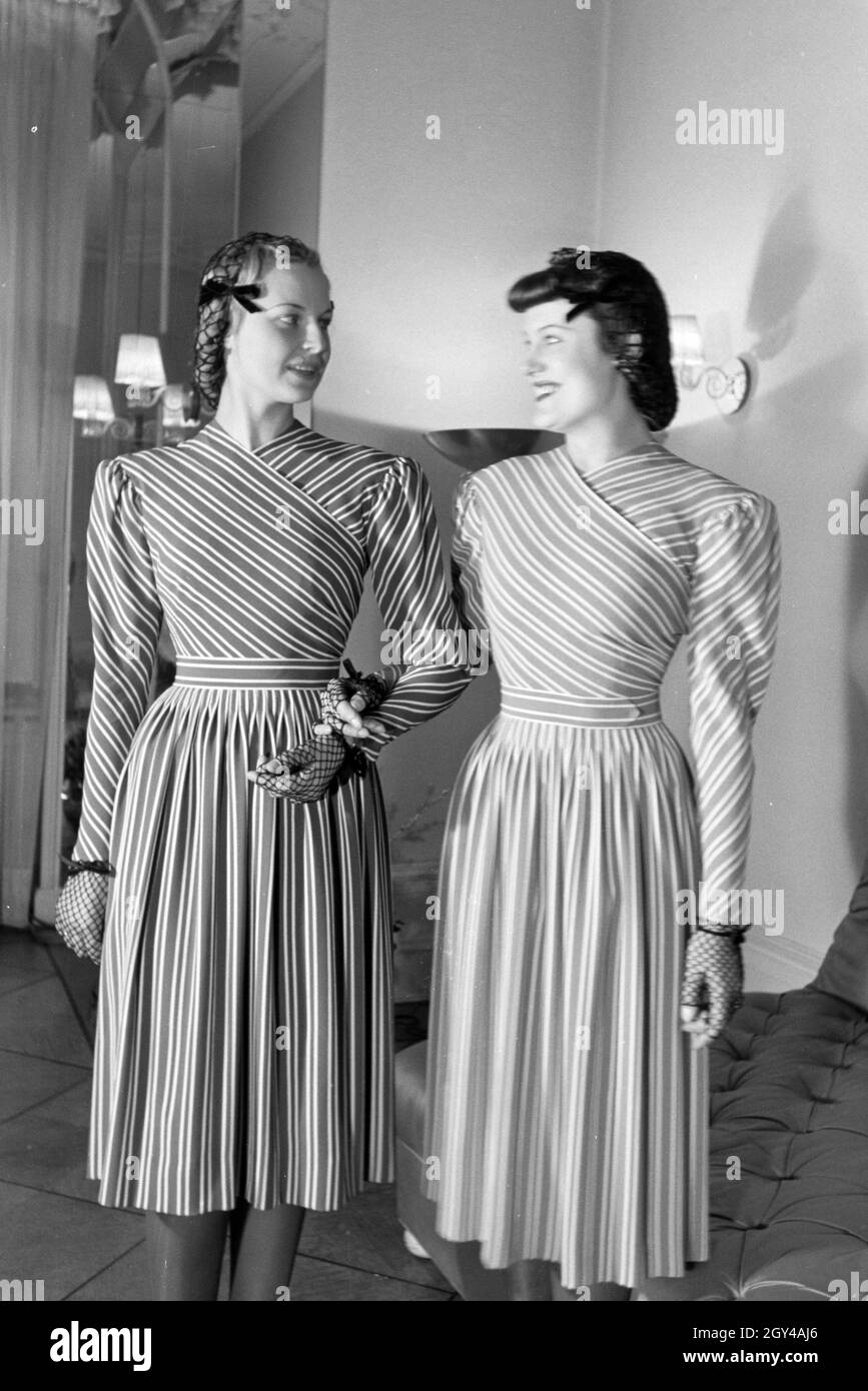 Zwei Models bei der Anprobe von Kleidern von Modeschöpferin Annemaria ...