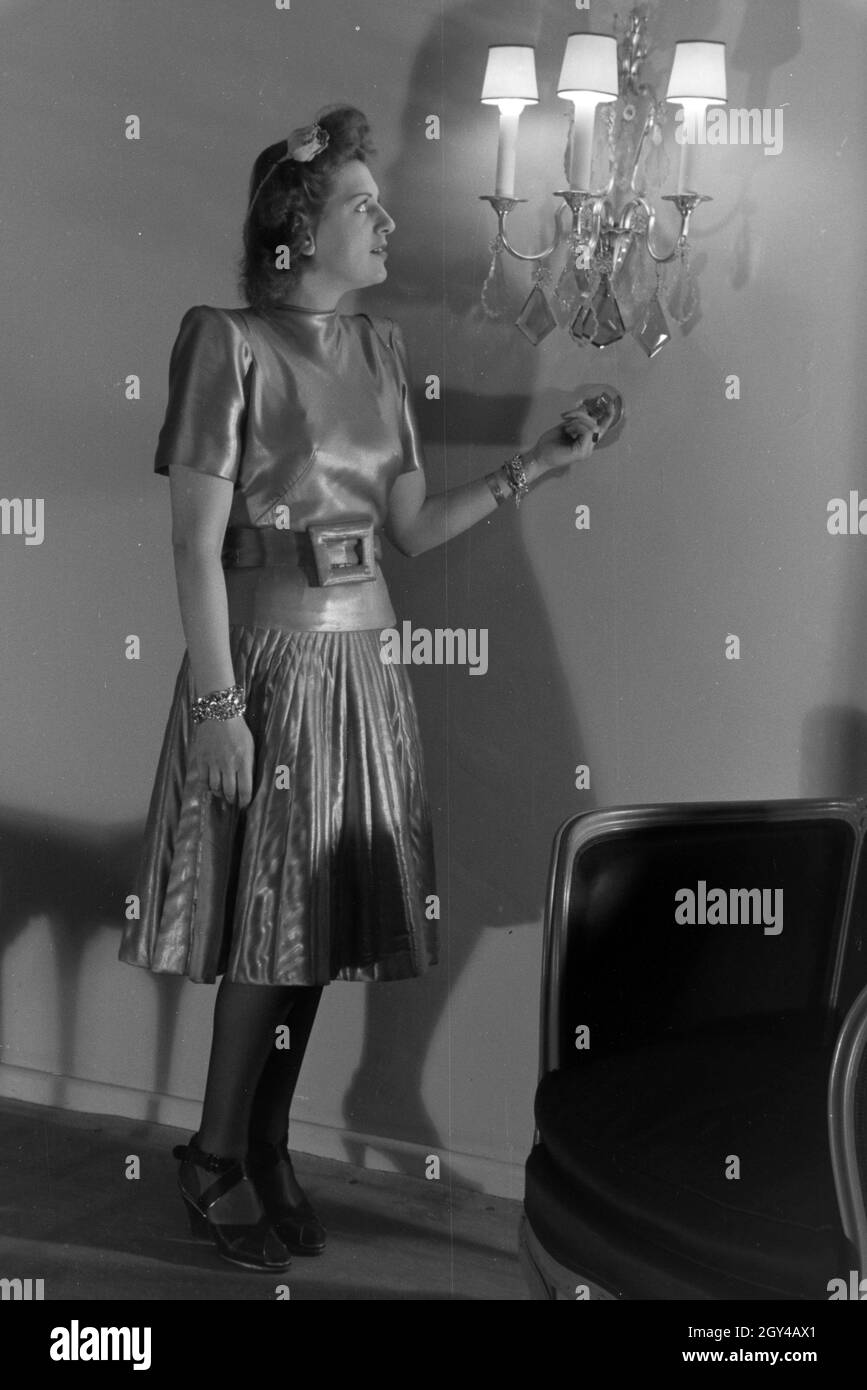 Ein Model bei der Anprobe eines Kleides der Berliner Modeschöpfer ...