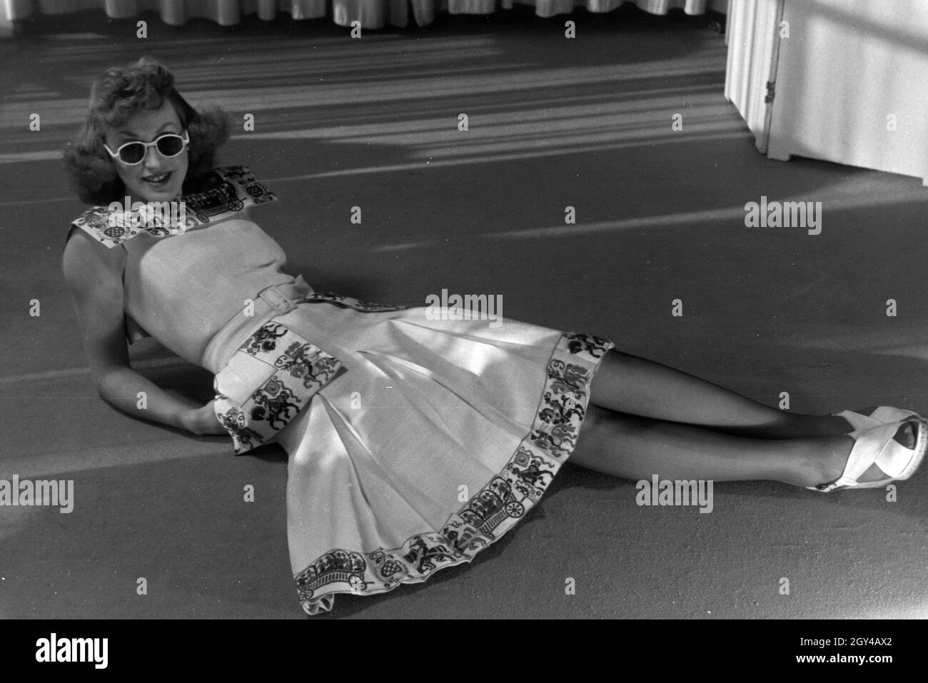 Ein Model bei der Anprobe eines Kleides der Berliner Modeschöpfer ...