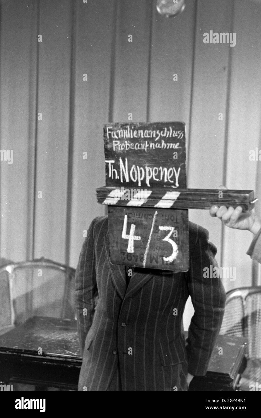 Ein Schauspieler bei Probeaufnahmen für den Film Familienanschluss von ...