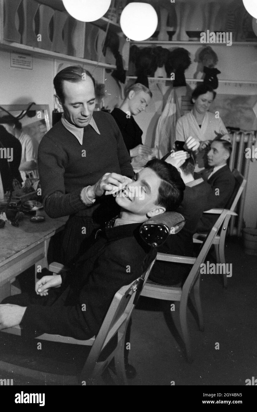 Schauspieler werden für die Probeaufnahmen für den Film ...