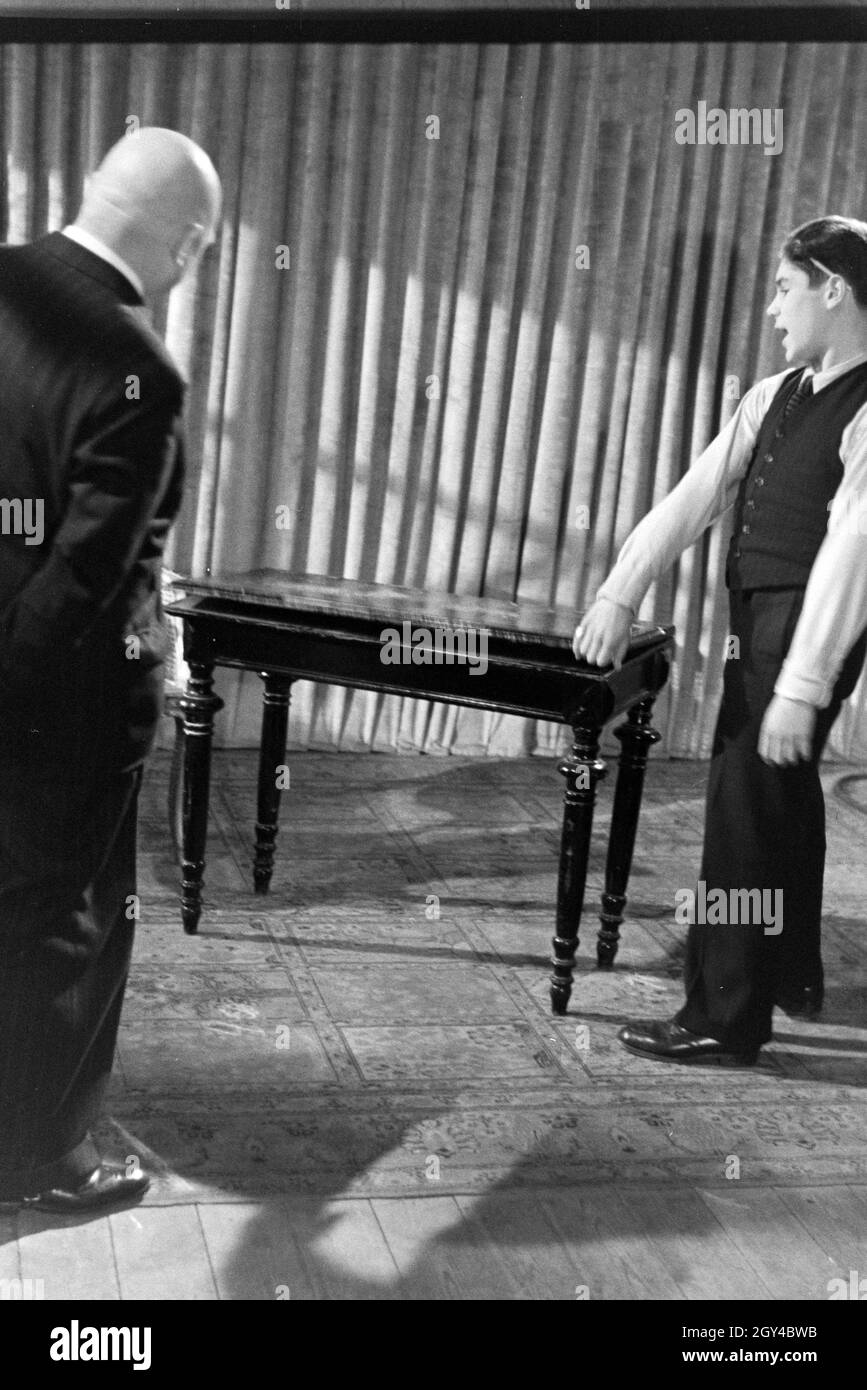 Schauspieler bei Probeaufnahmen für den Film Familienanschluss von Carl ...