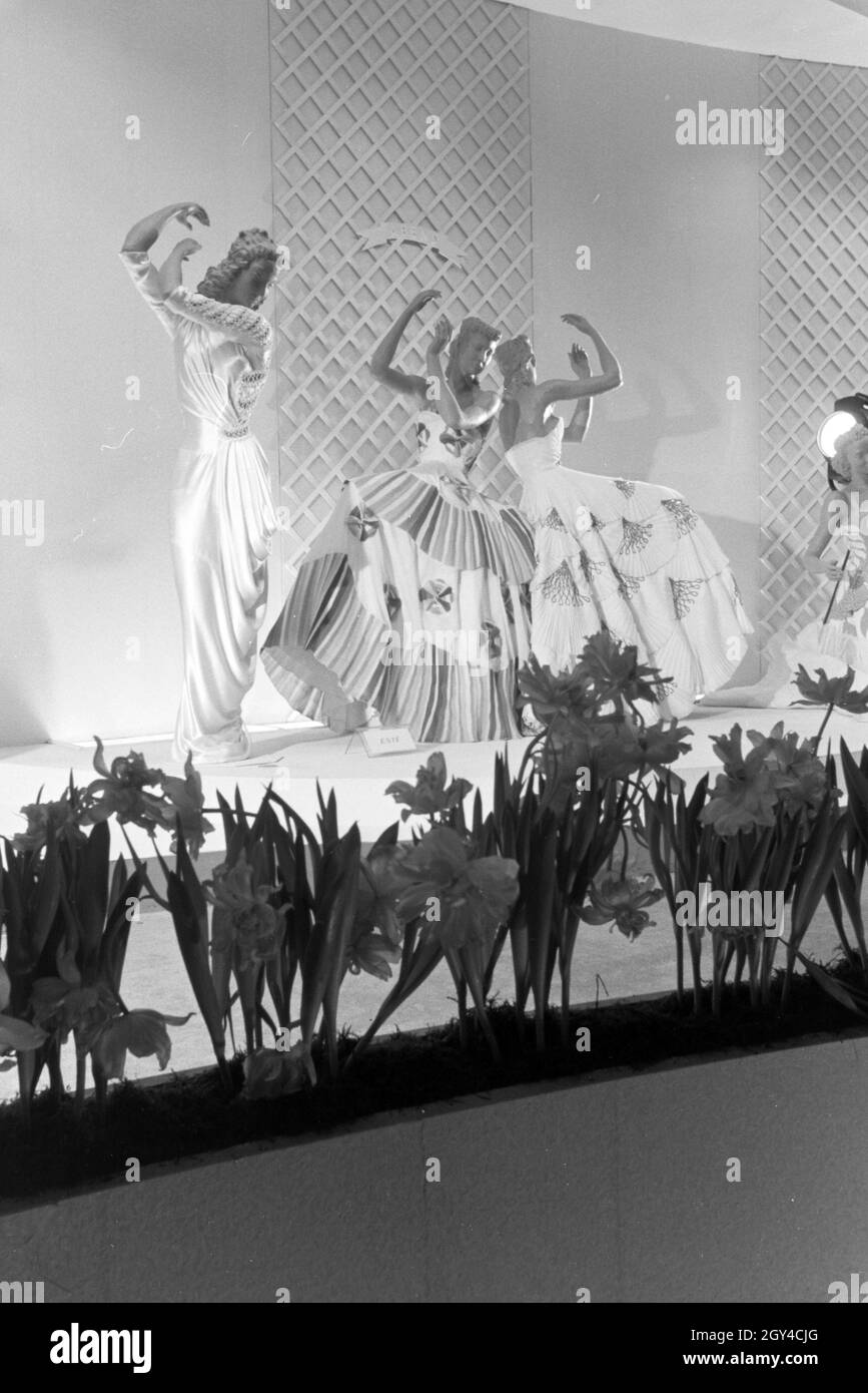 Abendkleider Black and White Stock Photos & Images - Alamy