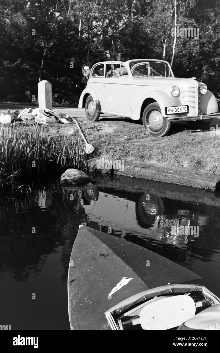 Klepper Boot und Opel Olympia am Ufer eines Sees, Deutschland 1930er ...