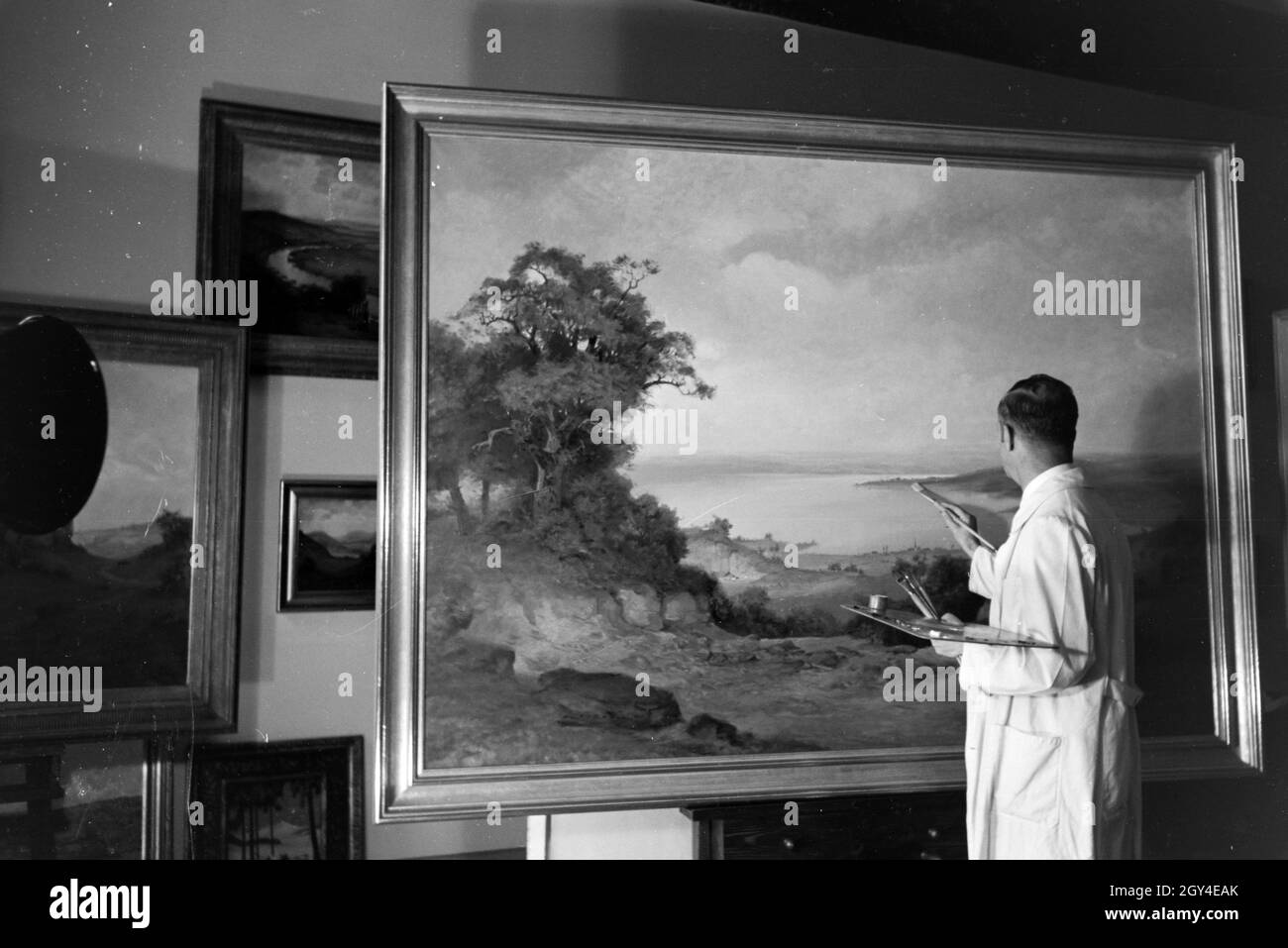 Der Künstler / Maler Hermann Gradl bei der Arbeit / malt an seinem ...