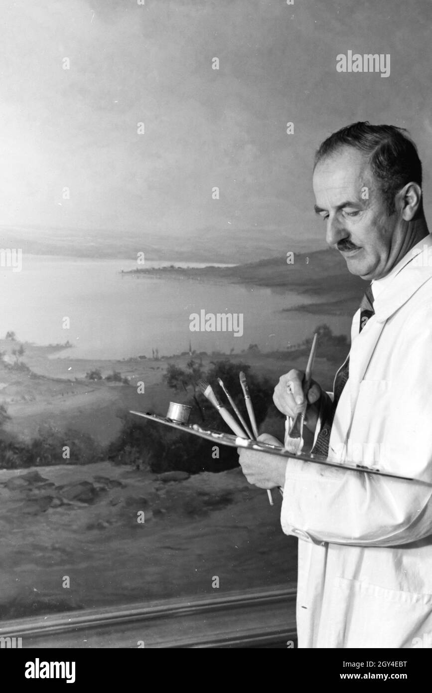 Der Künstler / Maler Hermann Gradl bei der Arbeit / malt an seinem ...