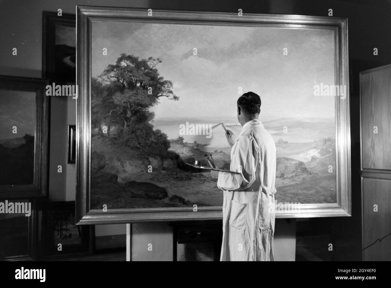 Der Künstler / Maler Hermann Gradl bei der Arbeit / malt an seinem ...