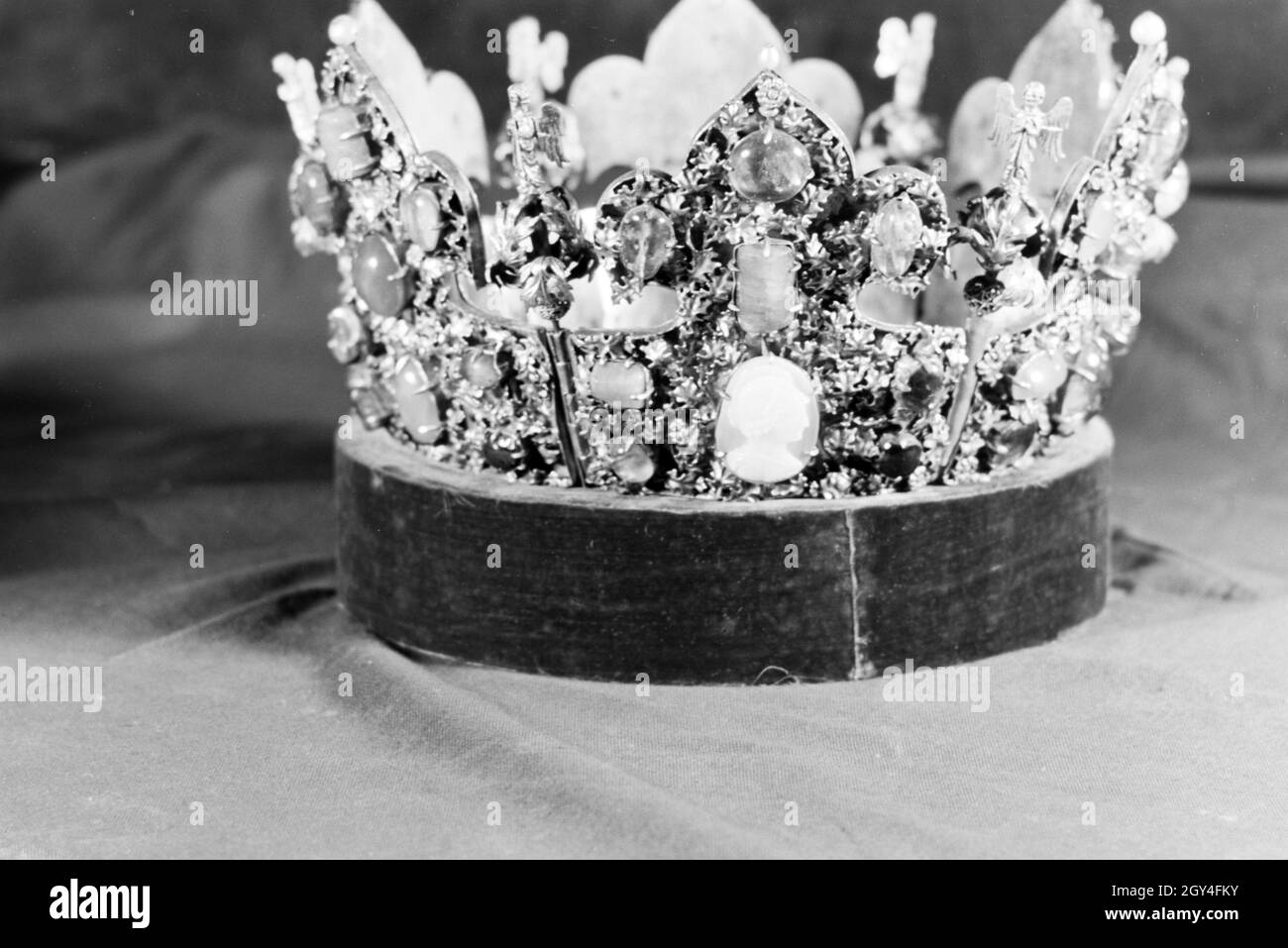 Reliquary crown of henry ii hi-res stock photography and images - Alamy