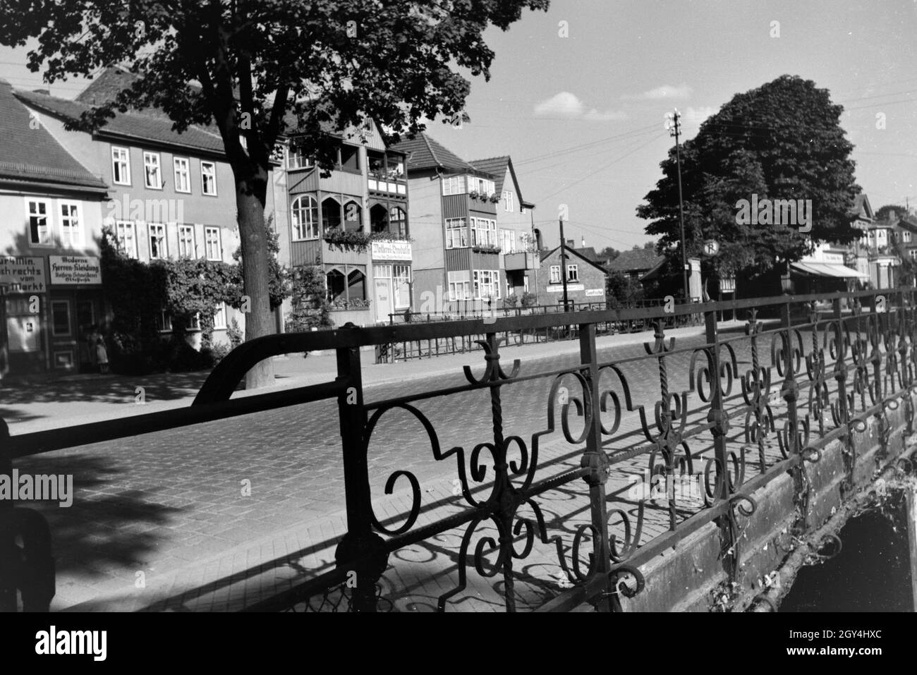 Eine Straße mit Wohnhäusern in Bad Blankenburg, die direkt am Fluß ...