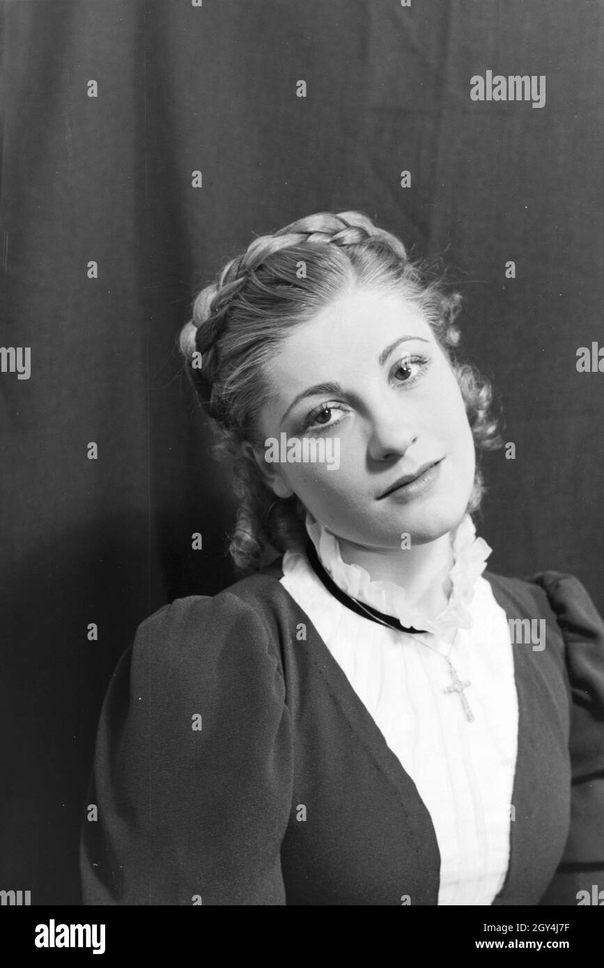 Die deutsche Schauspielerin Gisela Uhlen in ihrer Rolle als Luise in ...