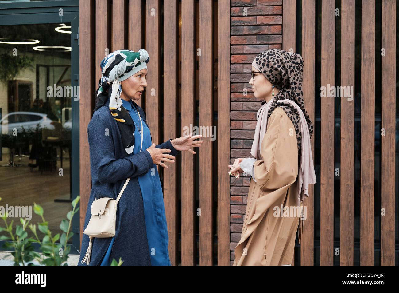 Two muslim women talking hi-res stock photography and images - Alamy