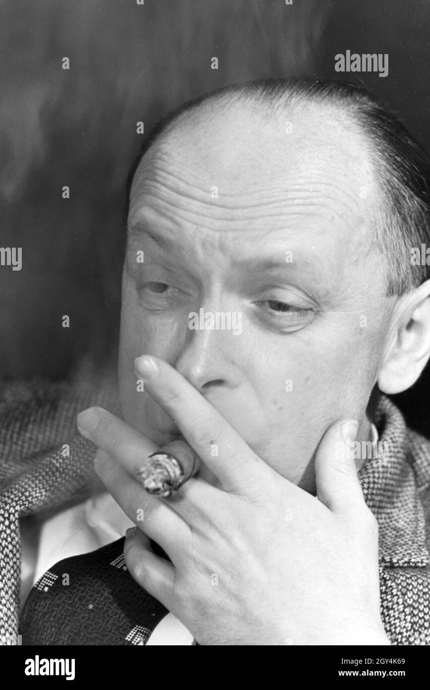 Men smoking cigars 1930s hi-res stock photography and images - Alamy