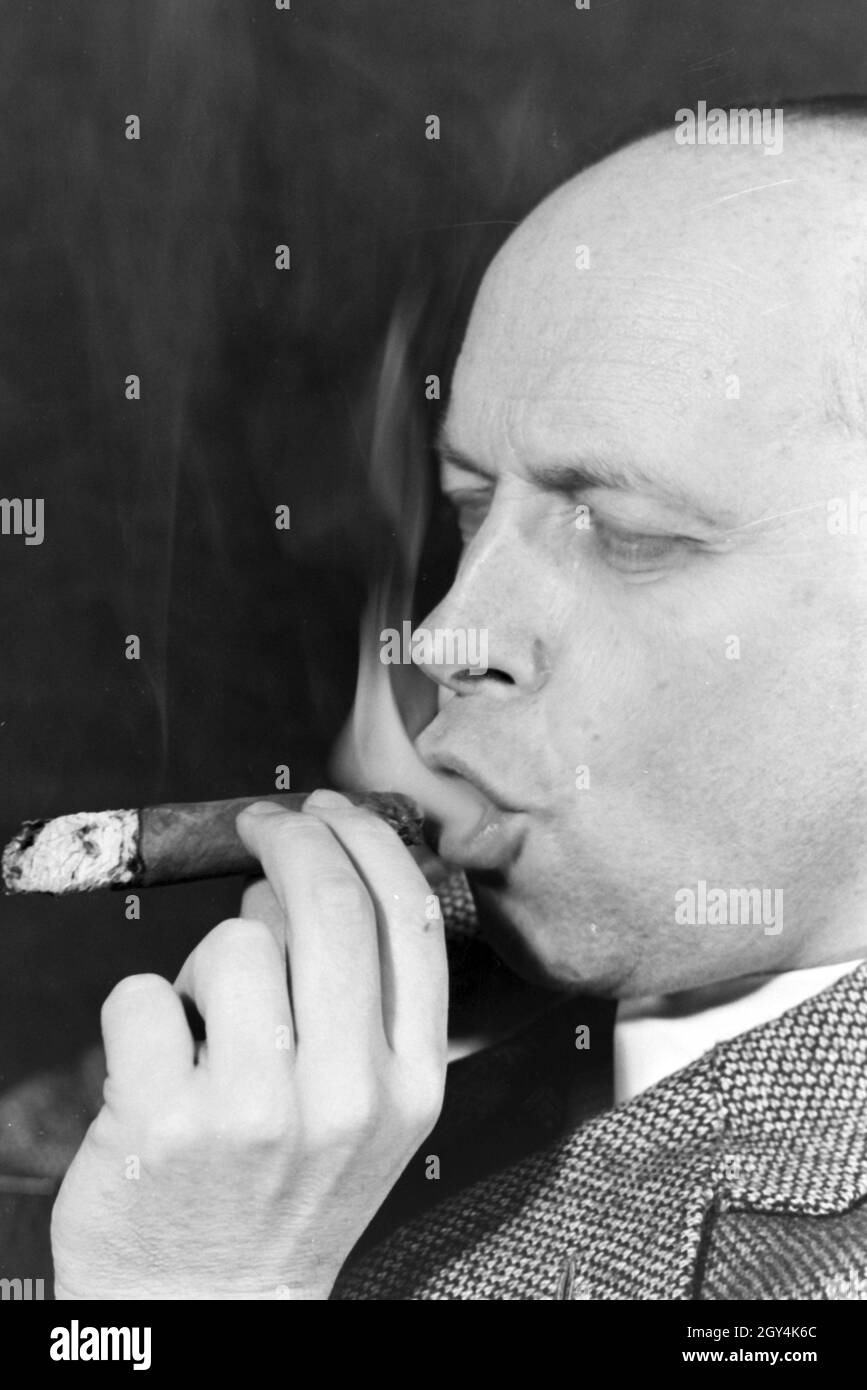 Zigarren mann hi-res stock photography and images - Alamy