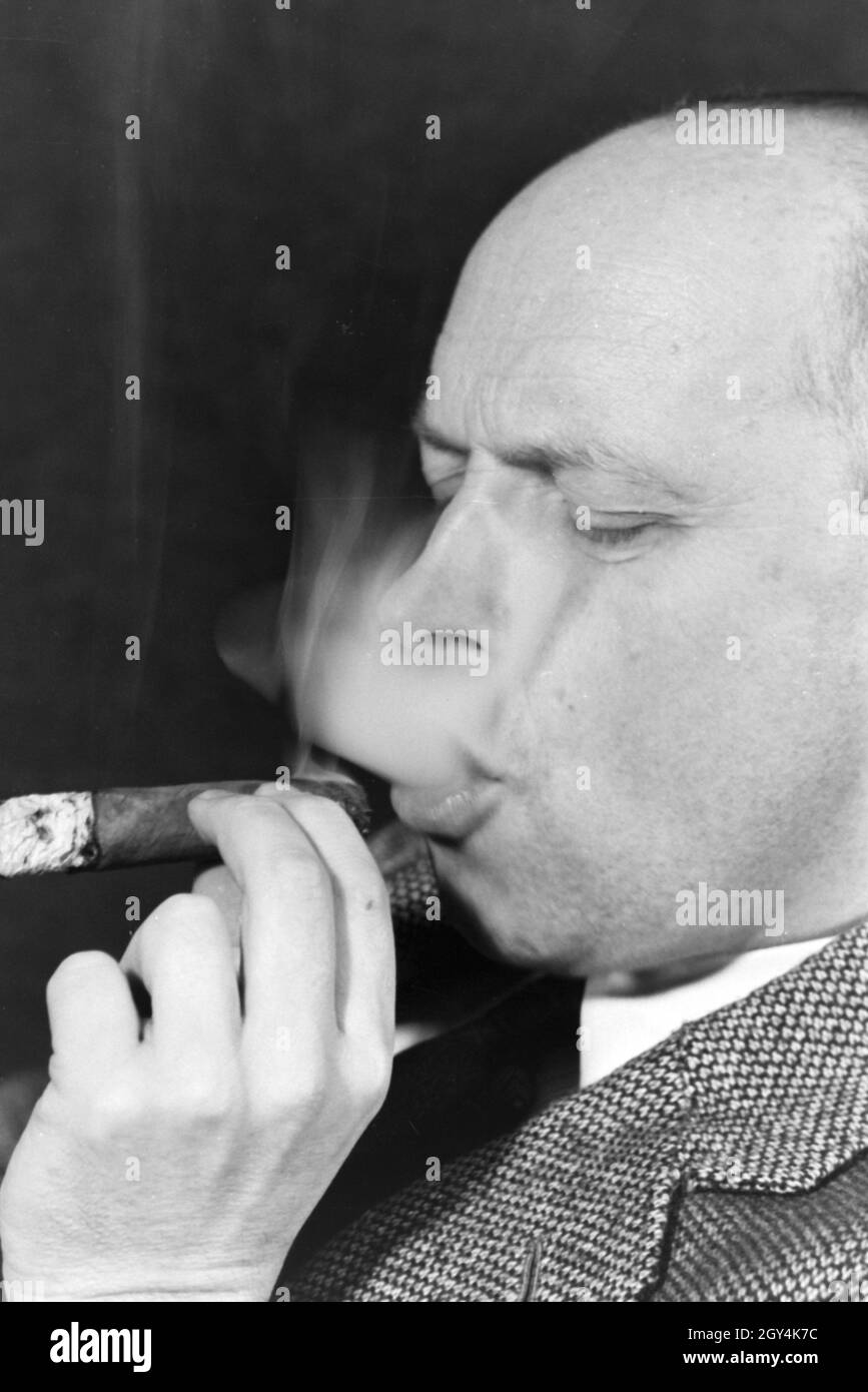 Zigarren mann hi-res stock photography and images - Alamy