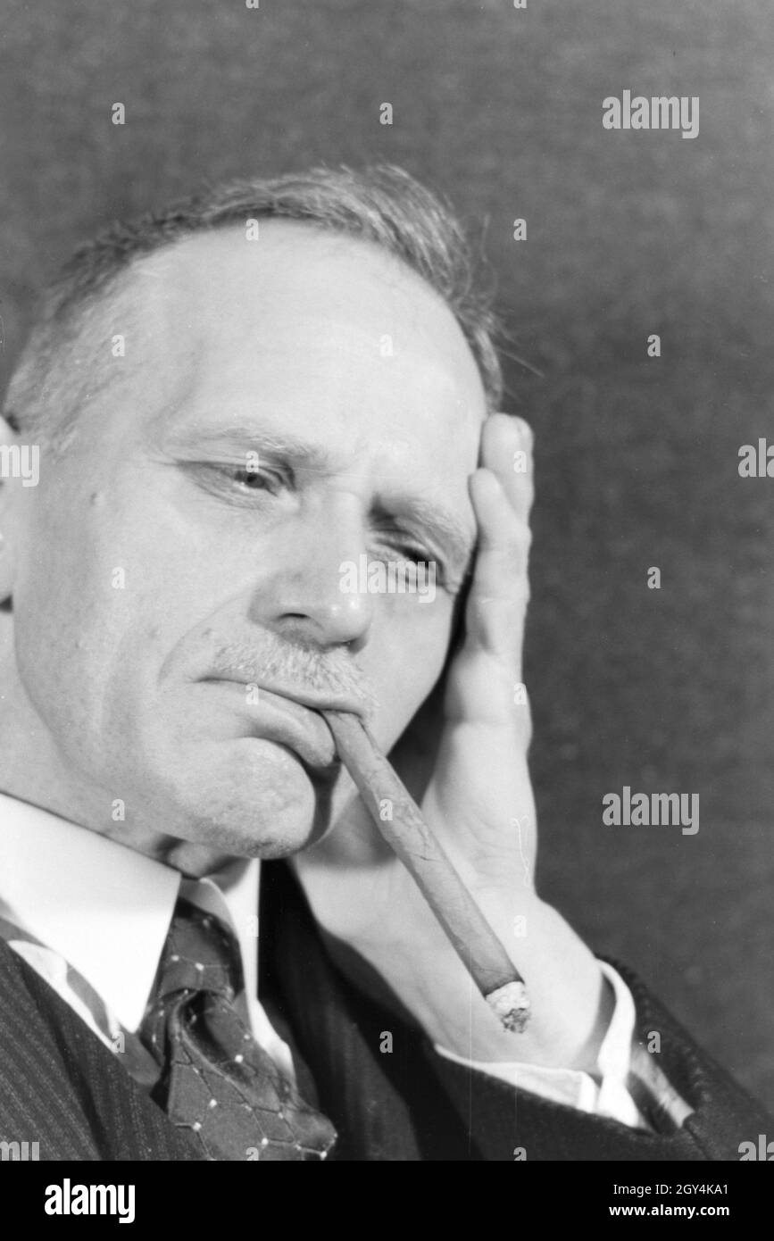 Men smoking cigars 1930s hi-res stock photography and images - Alamy