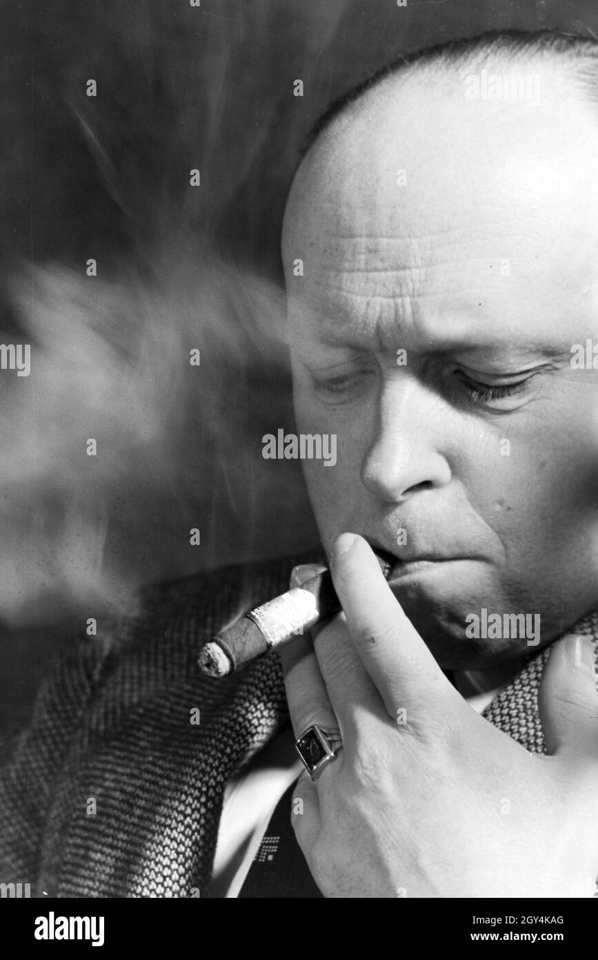 Ein Mann raucht Zigarre für eine Werbekampagne, Deutsches Reich 1930er ...