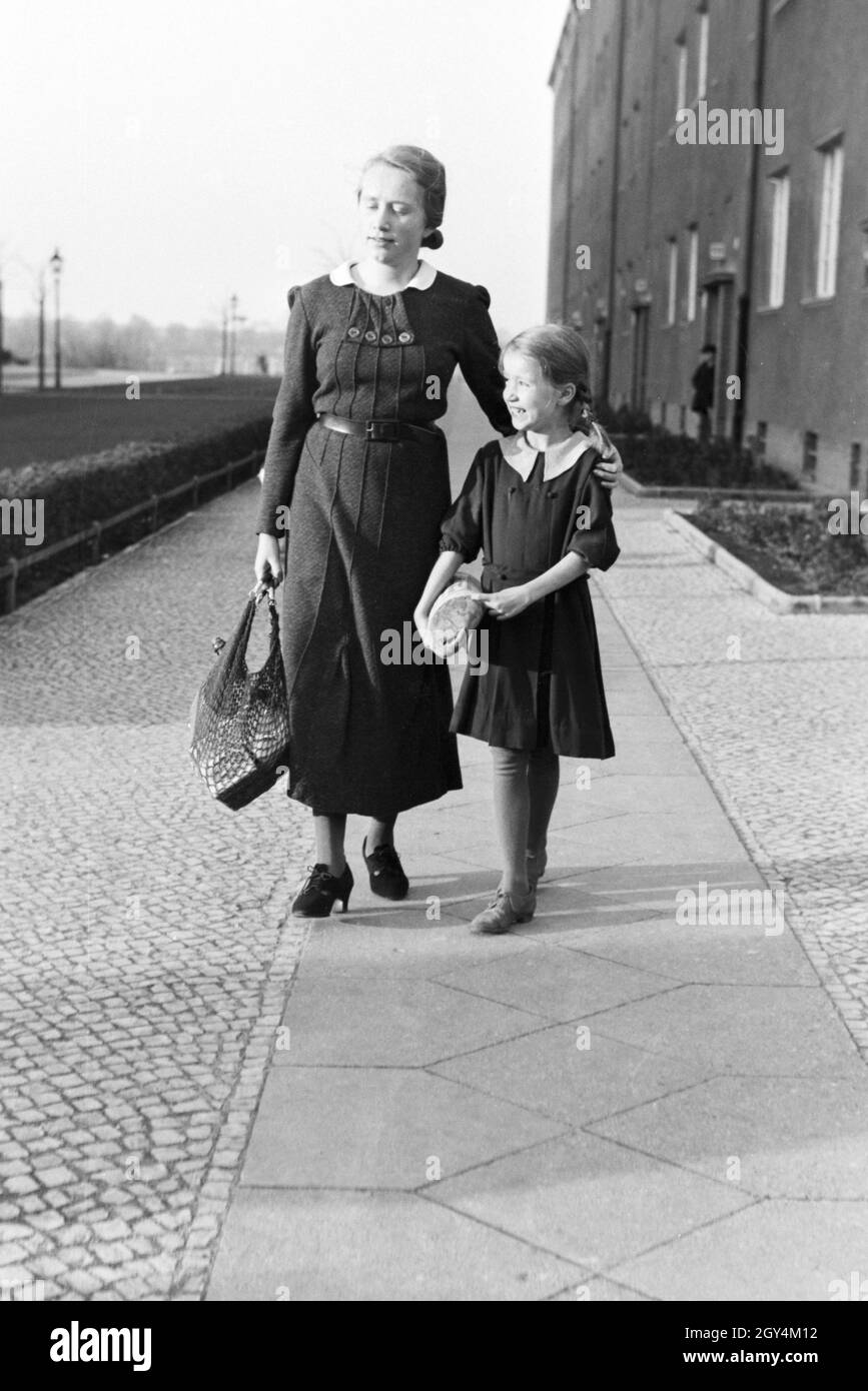 Mitglieder einer kinderreichen Familie beim einkaufen, Deutsches Reich ...
