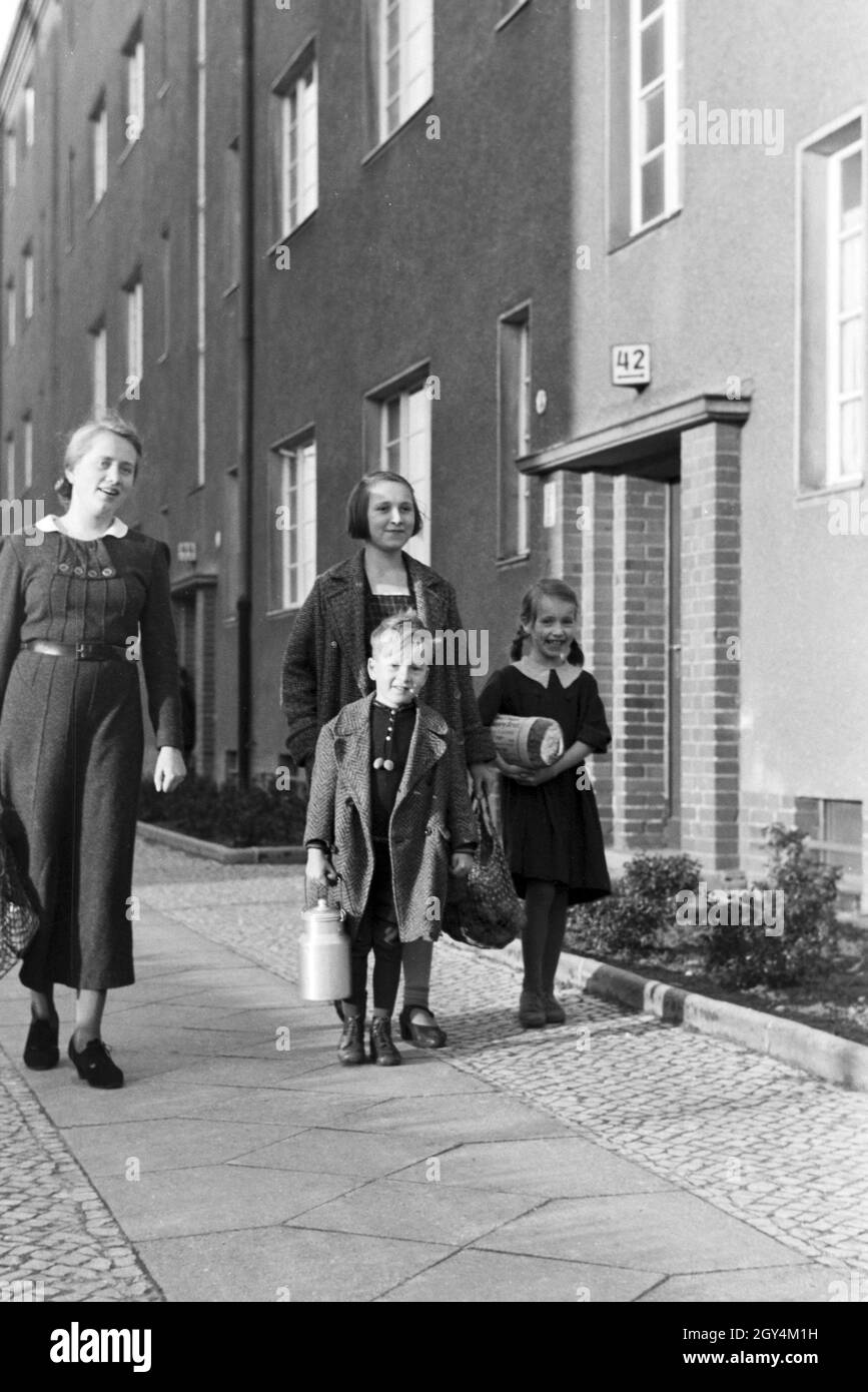 Mitglieder einer kinderreichen Familie beim einkaufen, Deutsches Reich ...