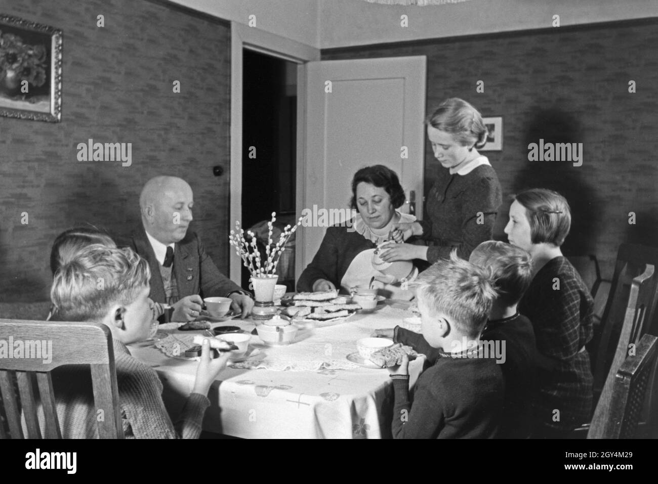 Mitglieder einer kinderreichen familie bei kaffe und kuchen hi-res ...