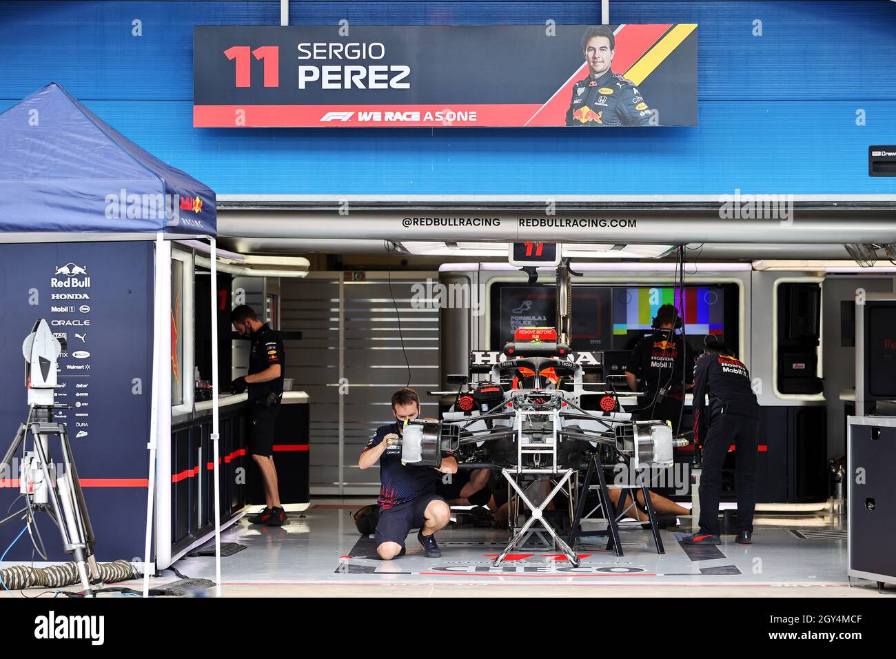 Formula 1 red bull pit garage hi-res stock photography and images - Alamy