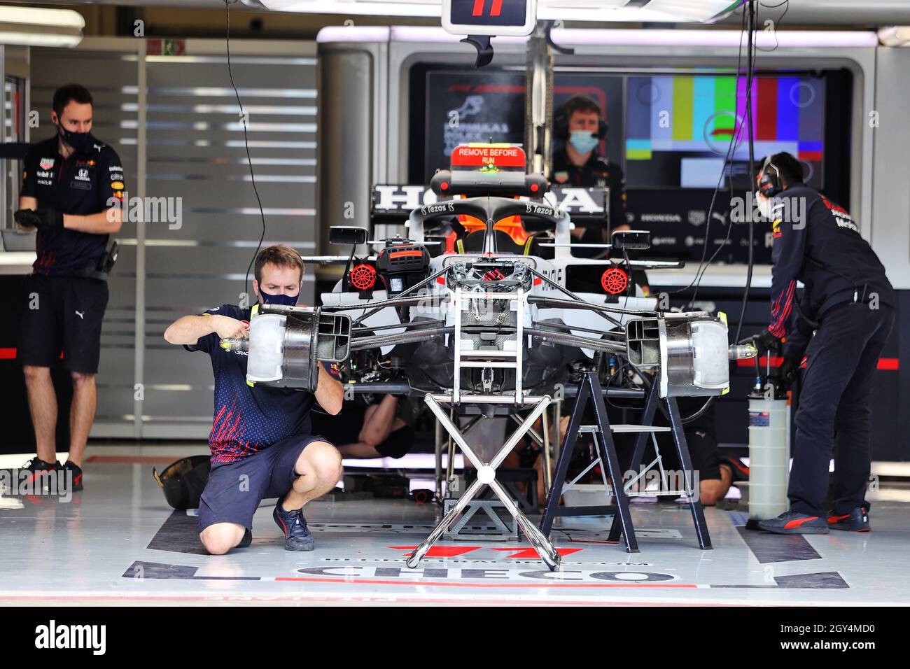 Formula 1 red bull pit garage hi-res stock photography and images - Alamy