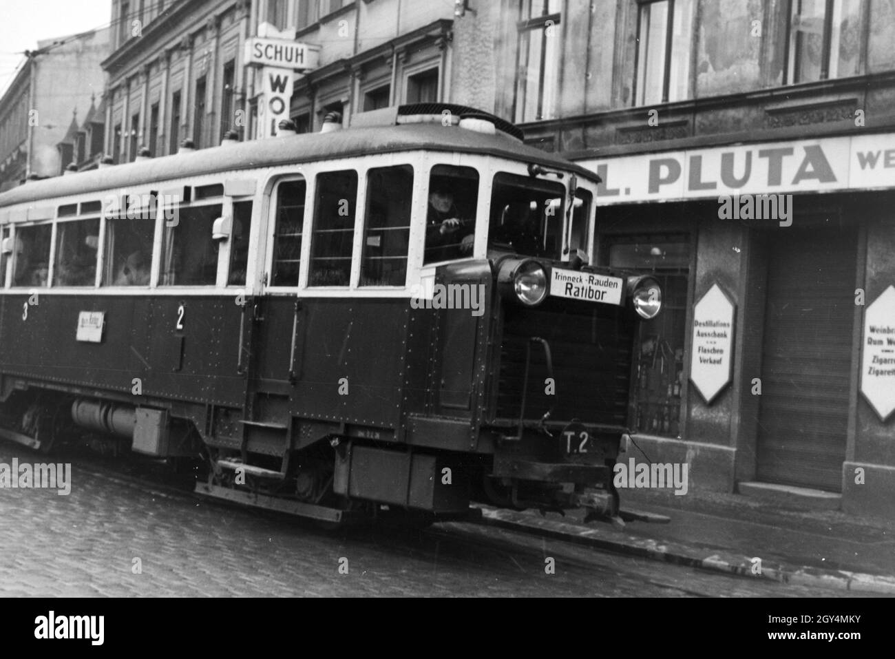 Eine Straßenbahn Richtung Ratibor in Breslau, Niederschlesien ...