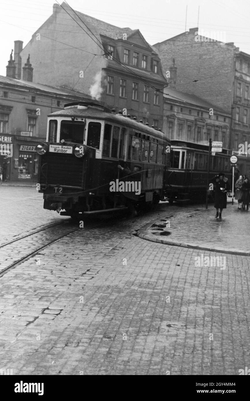 Eine Straßenbahn Richtung Ratibor in Breslau, Niederschlesien ...