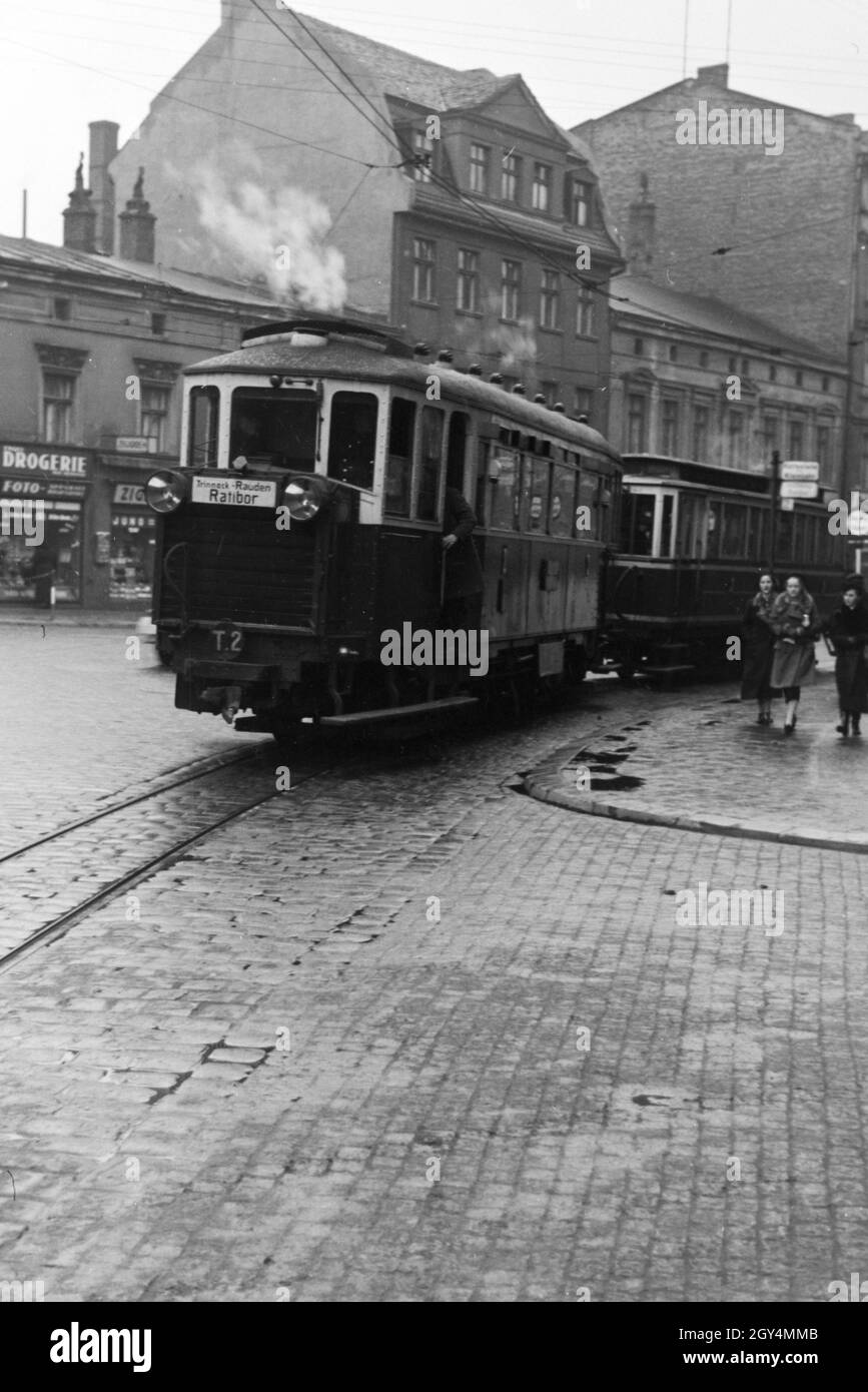 Eine Straßenbahn Richtung Ratibor in Breslau, Niederschlesien ...