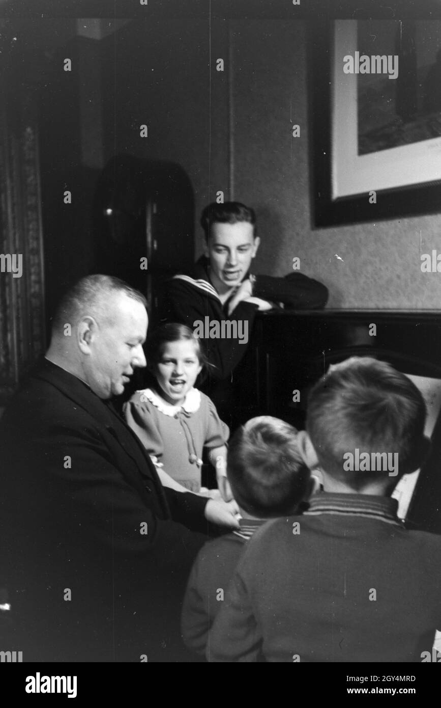 Mitglieder einer kinderreichen Familie beim Klavierspielen, Deutsches ...