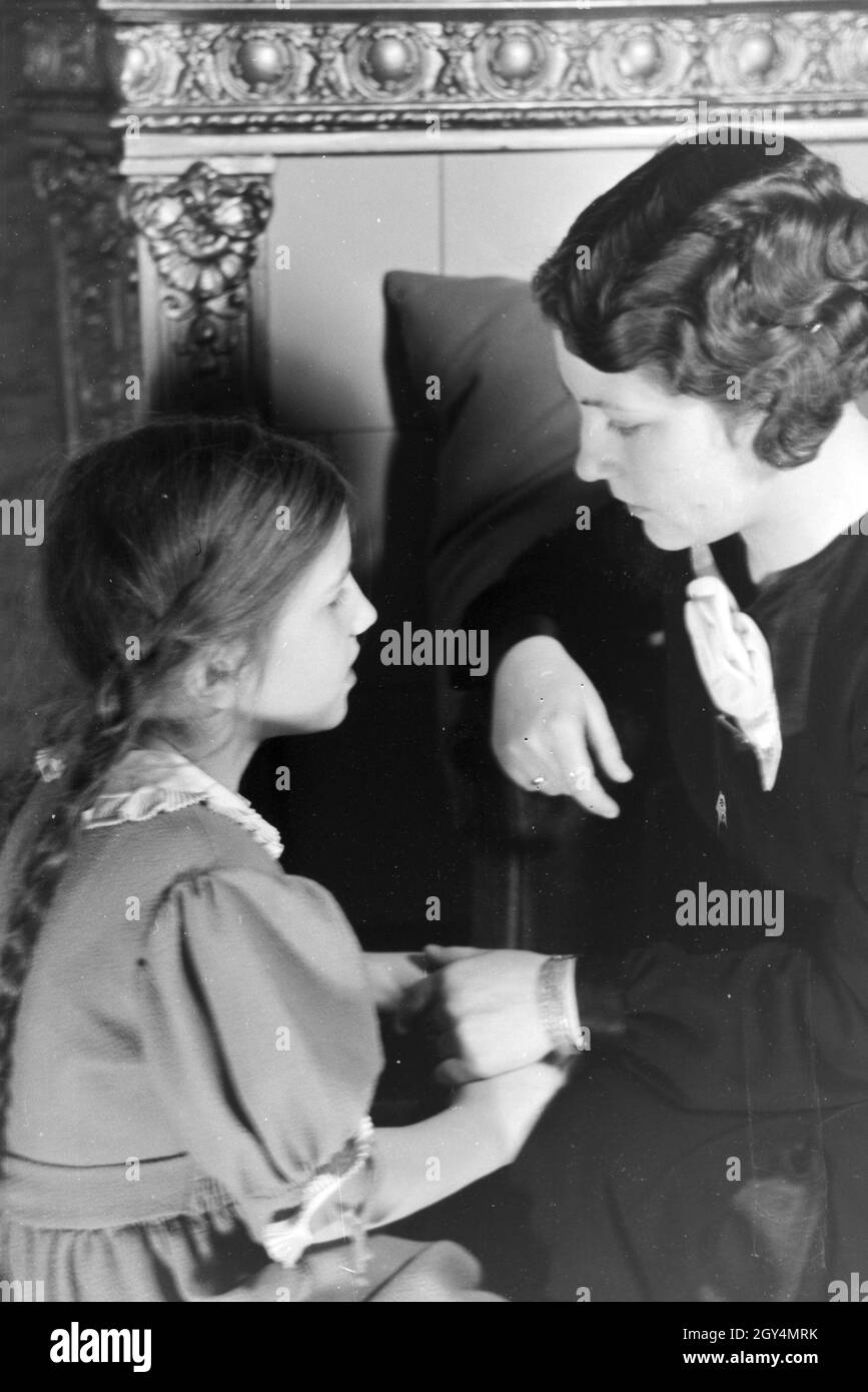 Mitglieder einer kinderreichen Familie helfen sich gegenseitig ...