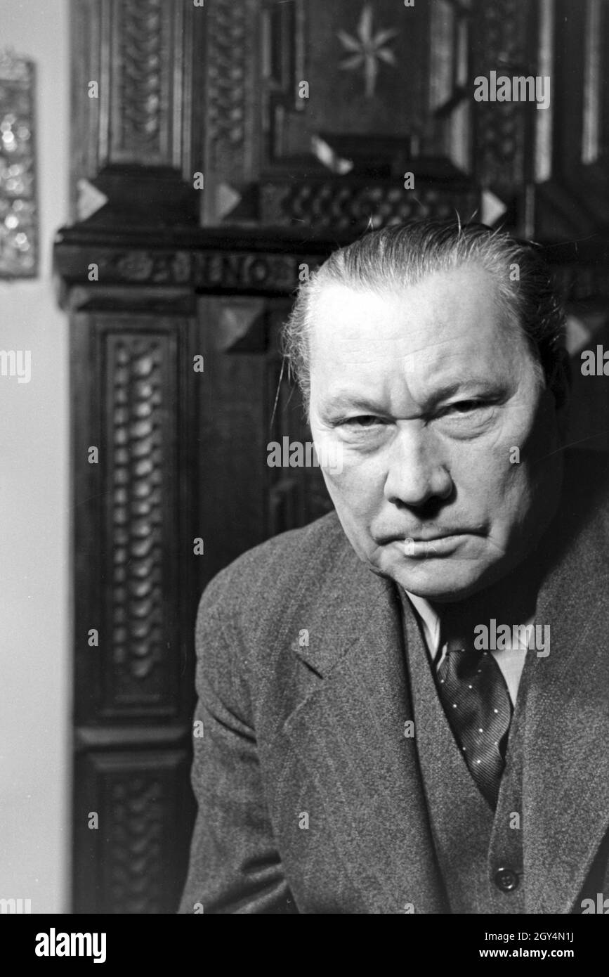 Der deutsche Schauspieler Paul Wegener in seinem Haus in Berlin ...