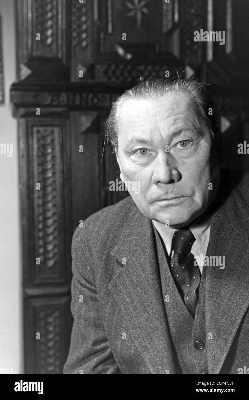 Der deutsche Schauspieler Paul Wegener in seinem Haus in Berlin ...