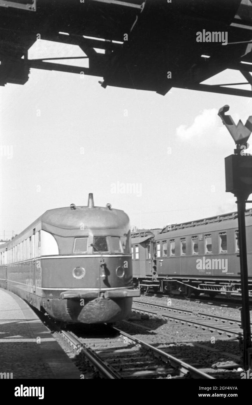 Ein schnellverbrennungstriebwagen der baureihe dr 877 hi-res stock ...