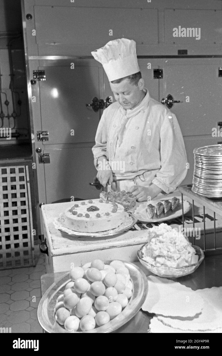 1930s chefs with cakes hi-res stock photography and images - Alamy